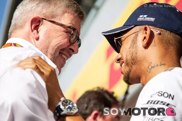 Ross Brawn at Lewis Hamilton sa Silverstone