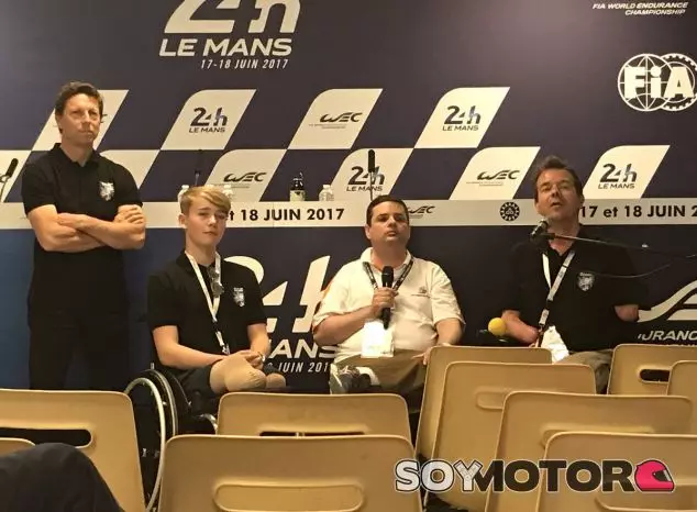 Billy Monger aan de linkerkant en Frédéric Sausset aan de rechterkant tijdens de persconferentie voorafgaand aan de 24 uur van Le Mans 2017 - SoyMotor.com