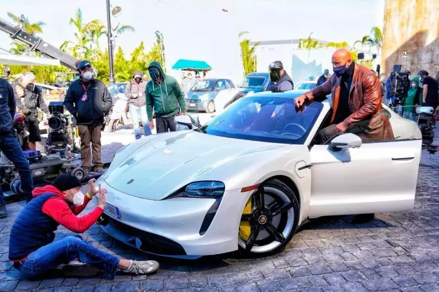 The Rock mit dem Porsche Taycan