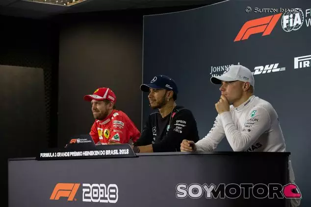 Sebastian Vettel, Lewis Hamilton ug Valtteri Bottas sa Interlagos