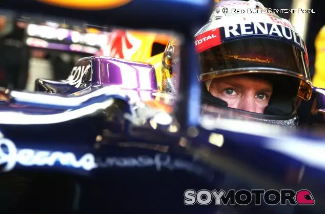 Sebastian Vettel al box de Singapur - LaF1