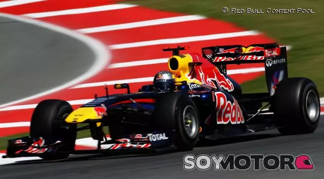 Sebastian Vettel s Red Bull RB7 na Circuit de Catalunya - LaF1