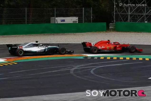 Lewis Hamilton at Kimi Raikkonen