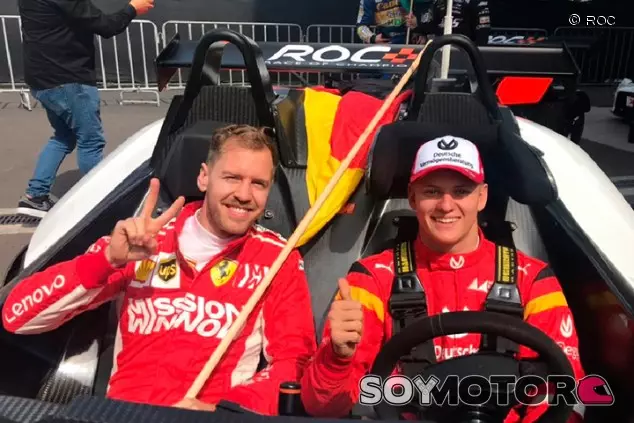 Sebastian Vettel a Mick Schumacher v Mexiku