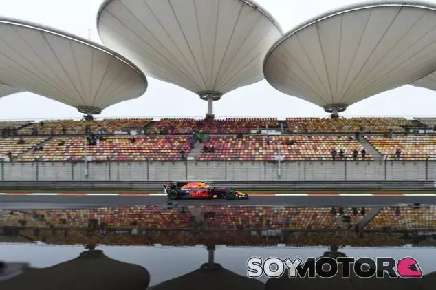 Verstappen in Free Practice 1 in China - SoyMotor