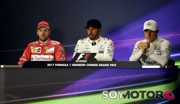 왼쪽에서 왼쪽에서 오른쪽으로: Sebastian Vettel, Lewis Hamilton 및 Valtteri Bottas – SoyMotor.com