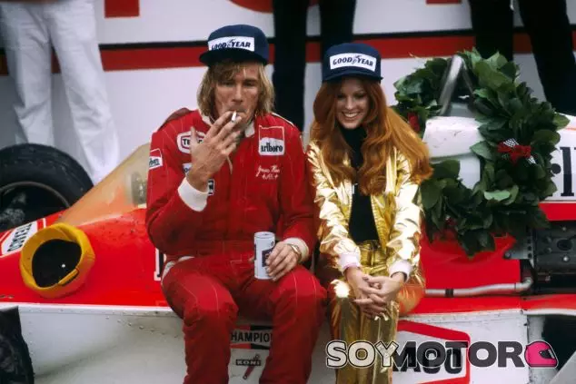 James Hunt rests sitting on the McLaren M26 - LaF1