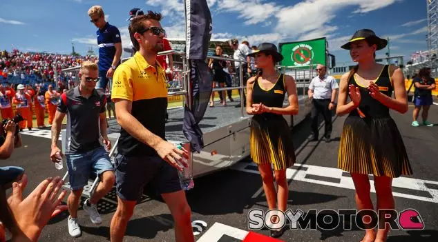 O loʻo iai pea Jolyon Palmer i le taimi e laveaʻi ai o ia - SoyMotor