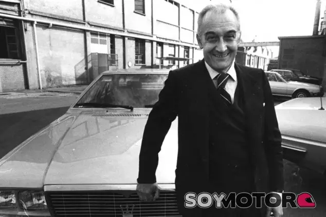 Alejandro de Tomaso posa ao lado de um Quattroporte