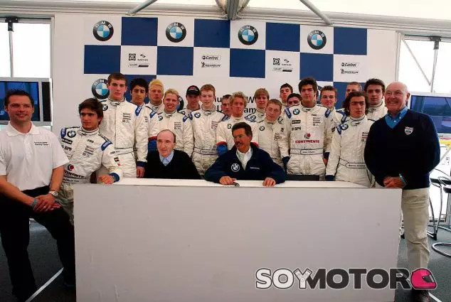 Andy Priaulx, Sir Frank Williams, Mario Theissen, Murray Walker a piloti Formuly BMW 2005 v Anglicku