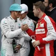 Lewis Hamilton และ Sebastian Vettel ทักทายกัน - LaF1.es