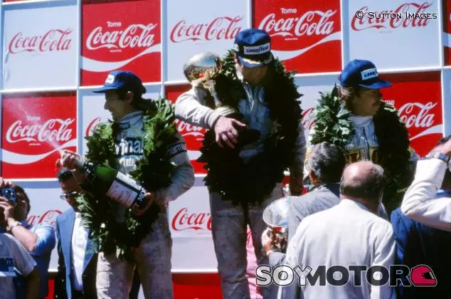 Podium du GP d'Argentine 1980 avec Jones, Piquet et Rosberg – SoyMotor.com