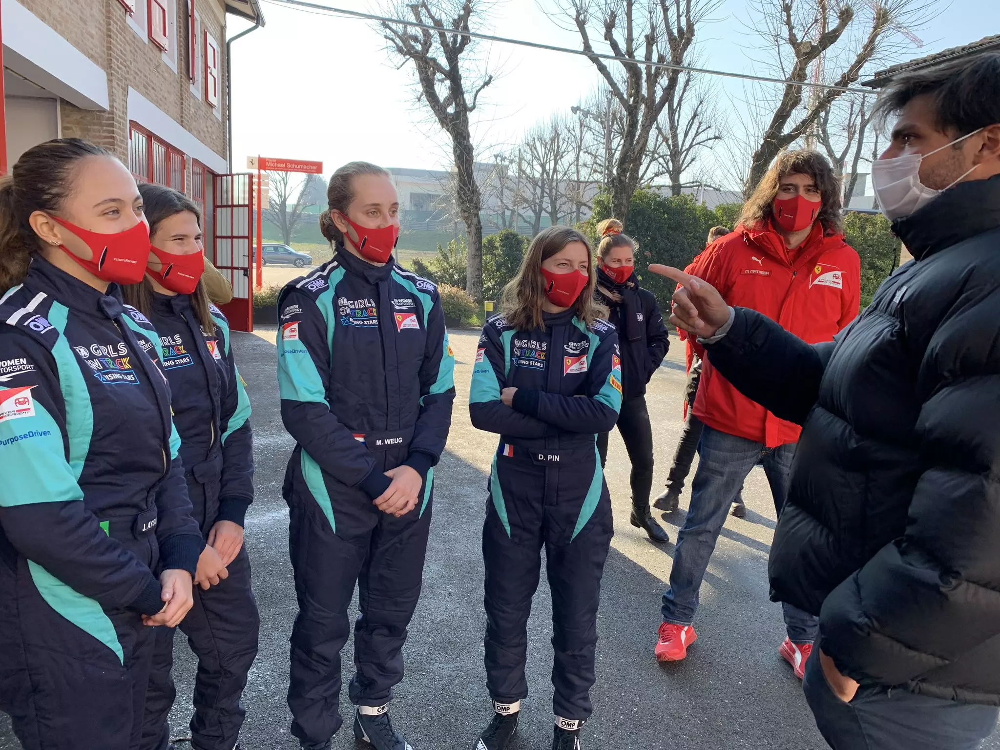 sainz-girls-on-track-fiorano-soymotor.jpg