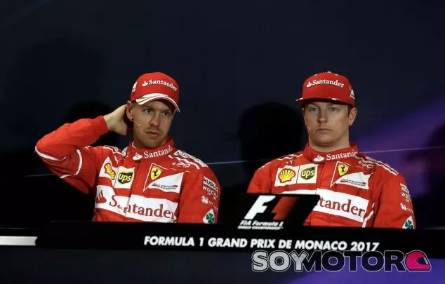 Sebastian Vettel (سولدا) ۋە Kimi Räikkönen (ئوڭدا) - SoyMotor.com