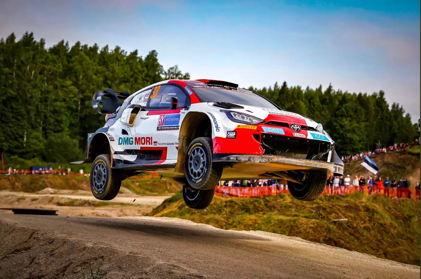 Evans kontrolas la unuajn stadiojn de Rally Estonio
