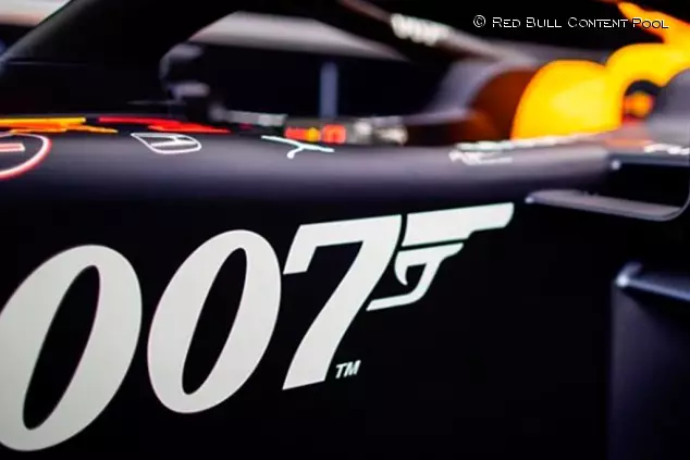 Red Bull verras met James Bond-versiering in Groot-Brittanje