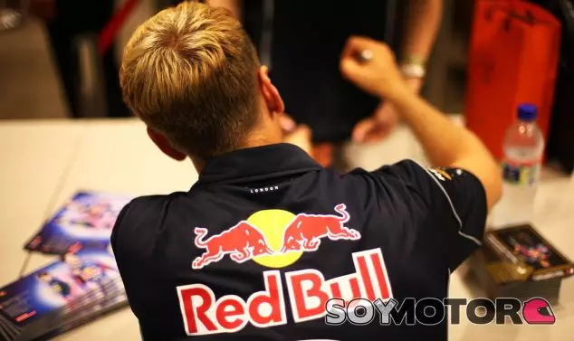 Sebastian Vettel ເຊັນລາຍເຊັນໃນສິງກະໂປ - LaF1