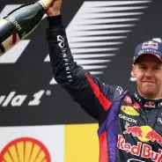 Sebastian Vettel, Spa-Francorchamps - LaF1'deki zaferini kutluyor