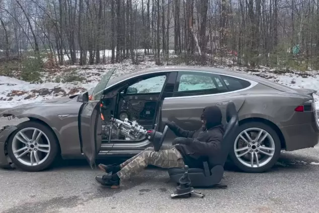 Aquest Tesla no és elèctric, sinó que té un motor V8