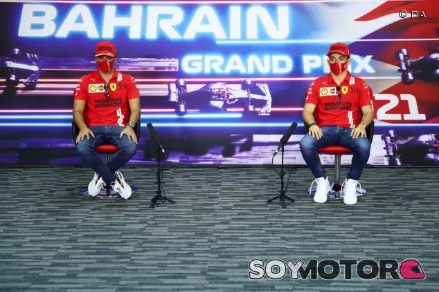 Sainz र Leclerc बहराइन मा एक प्रेस सम्मेलन मा