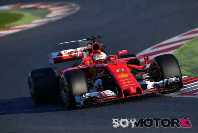 Sebastian Vettel alla curva 2 del Circuit de Barcelona-Catalunya - SoyMotor