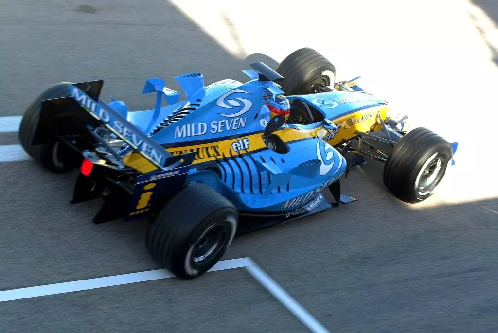 alonso_renault_2005_soymotor_3.jpg