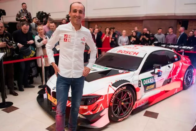 Robert Kubica presenterer utsmykningen av sin BMW M4 DTM