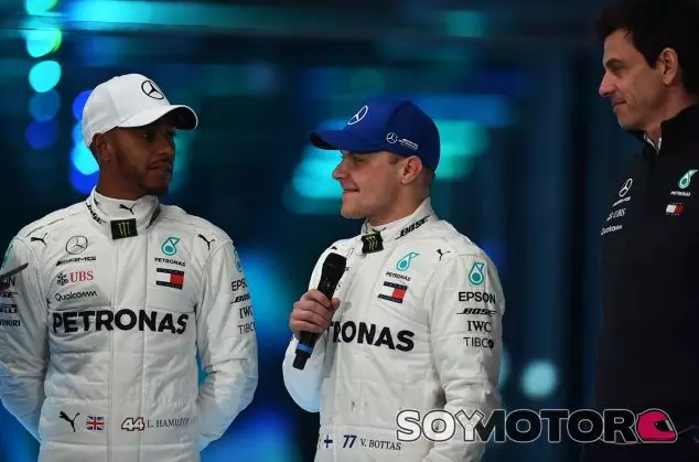 Lewis Hamilton, Valtteri Bottas און Toto Wolff אין Silverstone