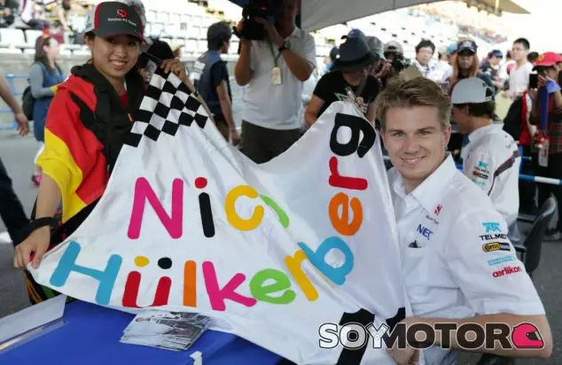 Nico Hülkenberg met Japanse fans - LaF1