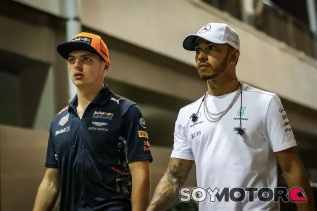 Max Verstappen (kaliwa) kasama si Lewis Hamilton (kanan) sa Singapore – SoyMotor.com