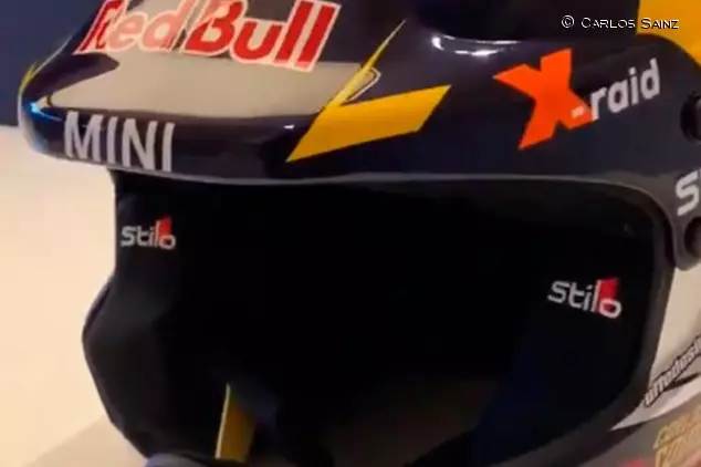 Carlos Sainz mostra il suo casco per la Dakar 2020