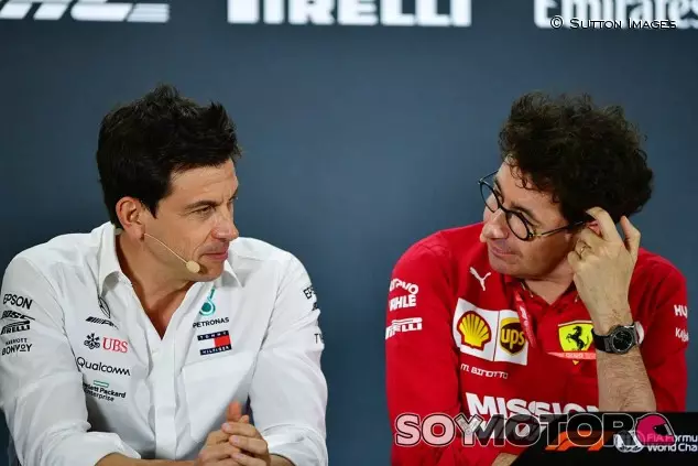 Toto Wolff và Mattia Binotto trong một hình ảnh tệp