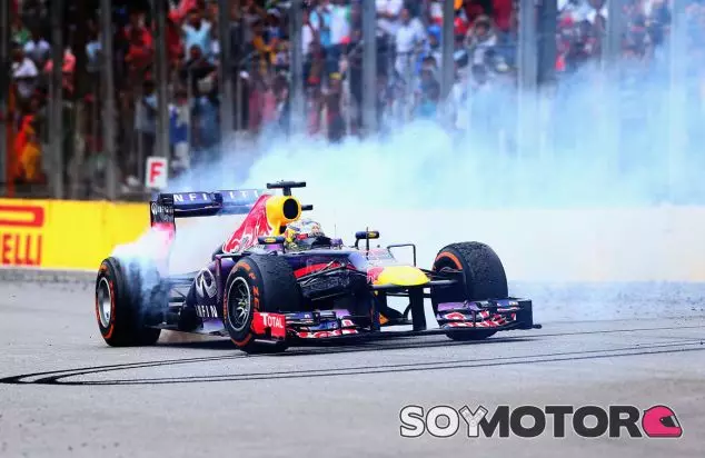 Sebastian Vettel celebra la victòria al Brasil - LaF1