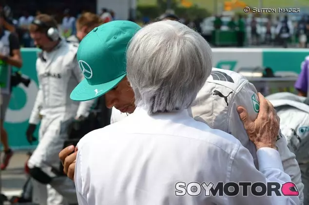 Bernie Ecclestone discute avec Lewis Hamilton dans une image de fichier