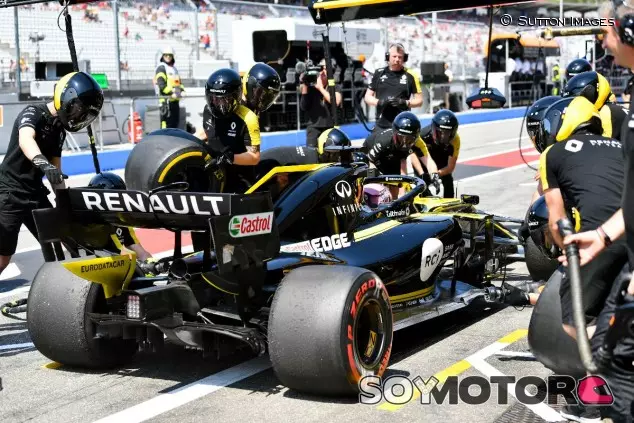 „Renault“ per „pit-stop“ – „SoyMotor“.