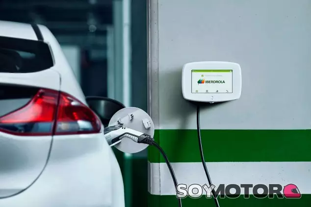 Pêşniyarên BMW û Mercedes ji bo elektrîkê: sazkirina şarjkeran û rêjeyên daîre