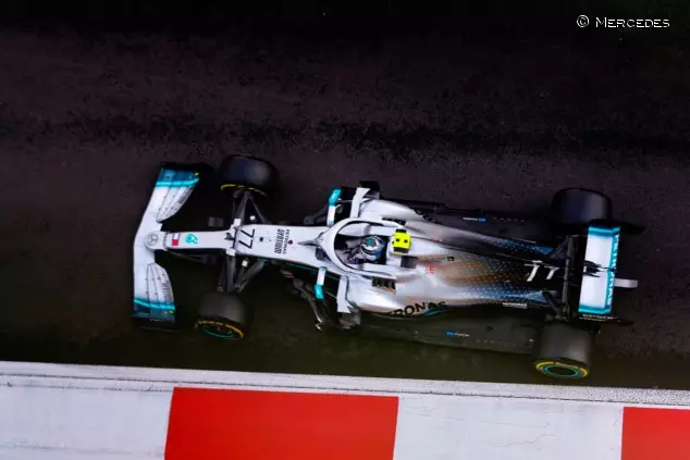 Cuireann Bottas sciathán Hamilton siar le bailchríoch podium: