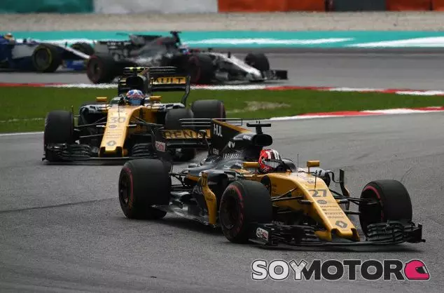 Nico Hulkenberg a Jolyon Palmer v Sepangu