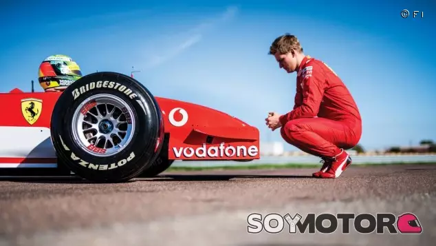 Mick Schumacher drives the F2002 with which his father won his fifth title – SoyMotor.com