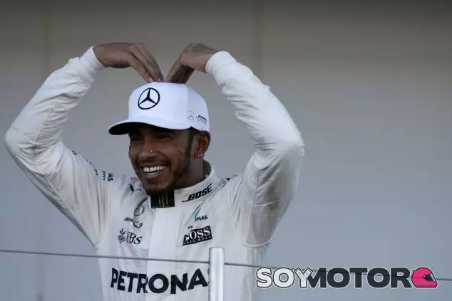 Hamilton festeggia la sua vittoria sul podio di Suzuka