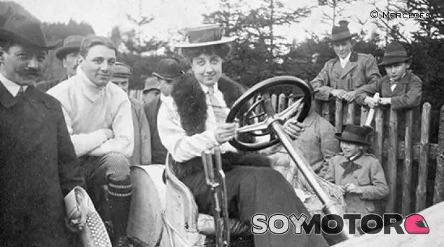 Mercédès Jellinek mewn Mercedes yn 1910