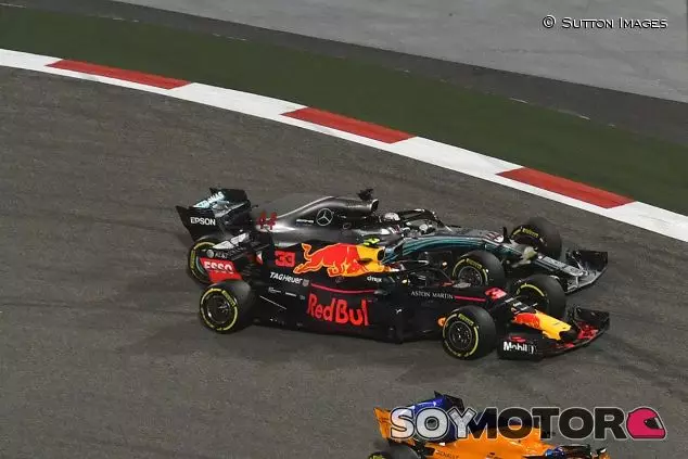 Max Verstappen agus Lewis Hamilton i mBairéin - SoyMotor