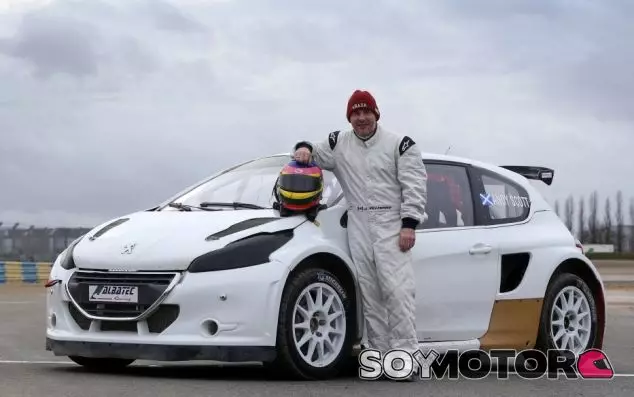 Jacques Villeneuve ved siden af Albatec Racings Peugeot 208 - LaF1