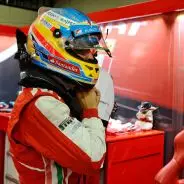 Fernando Alonso taler med Pedro de la Rosa i Ferrari-boksen - LaF1