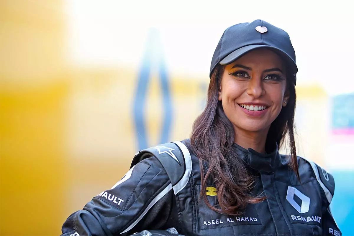 Aseel Al Hamad: usa ka Saudi nga babaye nga nagmaneho sa usa ka F1 Renault 71723_2