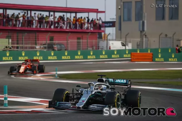 Hamilton e le moemiti ia Ferrari: