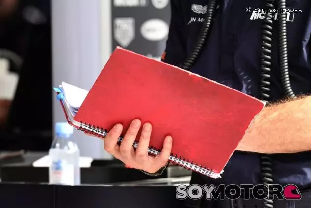 Notebook Adrian Newey ing 2018 - SoyMotor.com