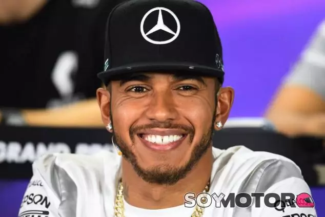 Lewis Hamilton pindhah saka kritik wong menyang urip pribadine - LaF1