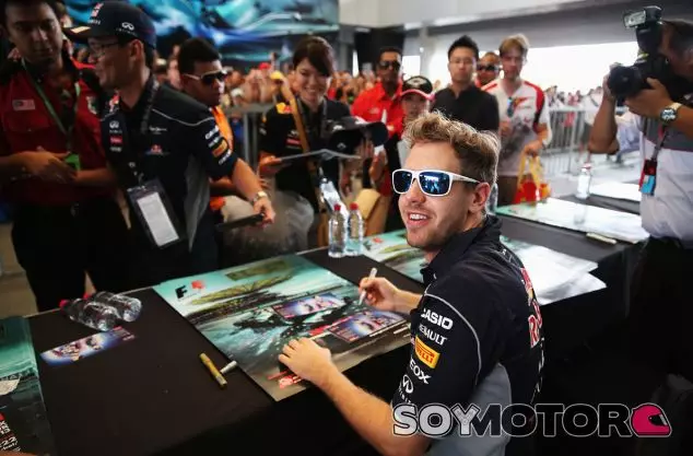 Sebastian Vettel ondertekent handtekeningen in Maleisië - LaF1