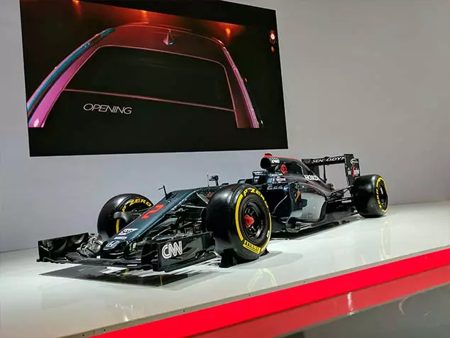 Nomer Vandoorne wis ana ing MP4-31 ing Brussels Motor Show 73178_2